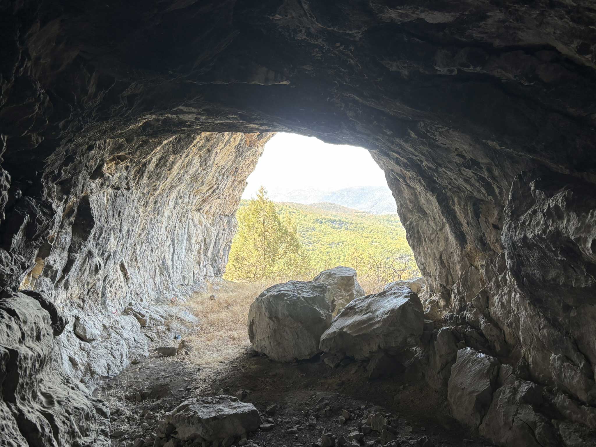 Demir Kapija: Dolni Zmejovec Cave – archeological sites Crkvishte and ...